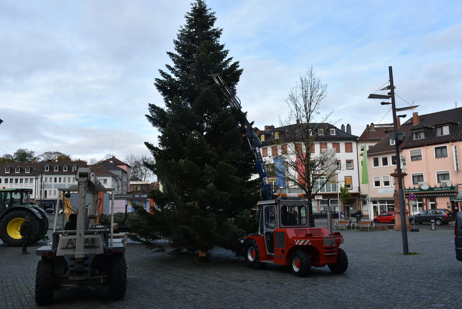 Tannenbaum auf dem Marktplatz läutet vorweihnachtliche Zeit ein - WO ...