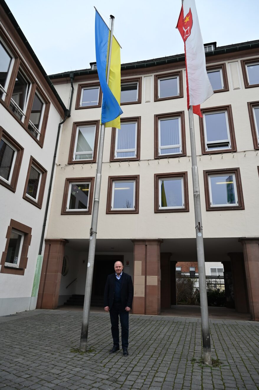 Worms hisst Fahne und zeigt Solidarität - WO! Magazin - DAS Wormser ...